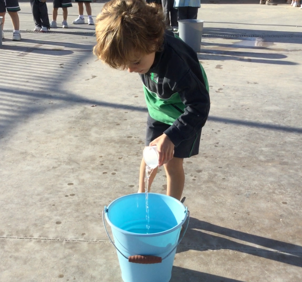 Echando agua en un cubo - Kolbe